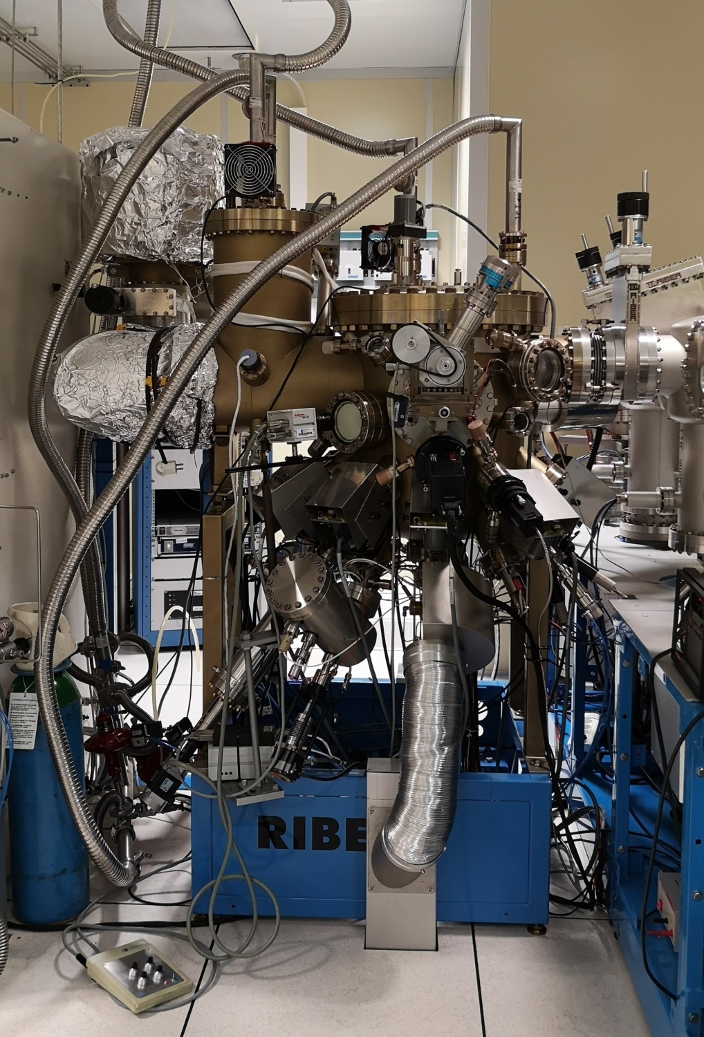 MBE reactor manipulator side – IEMN